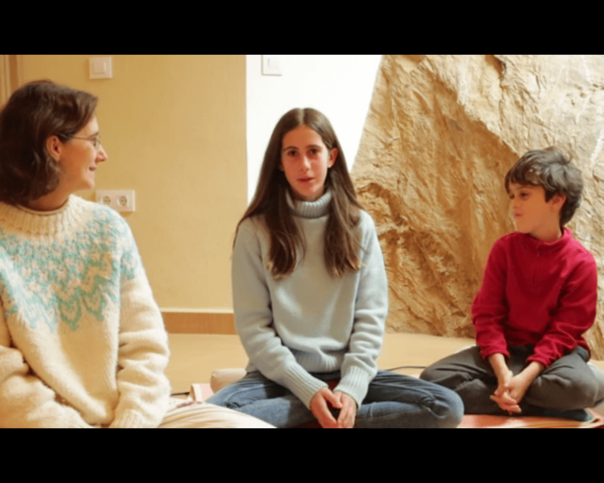 Los niños y el vasi yoga, una gran familia – Espacio abierto, Vettaveli